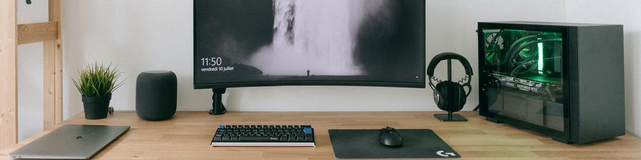 Clean Desk, Clear Mind - LinkedIn Background - Get some inspiration!